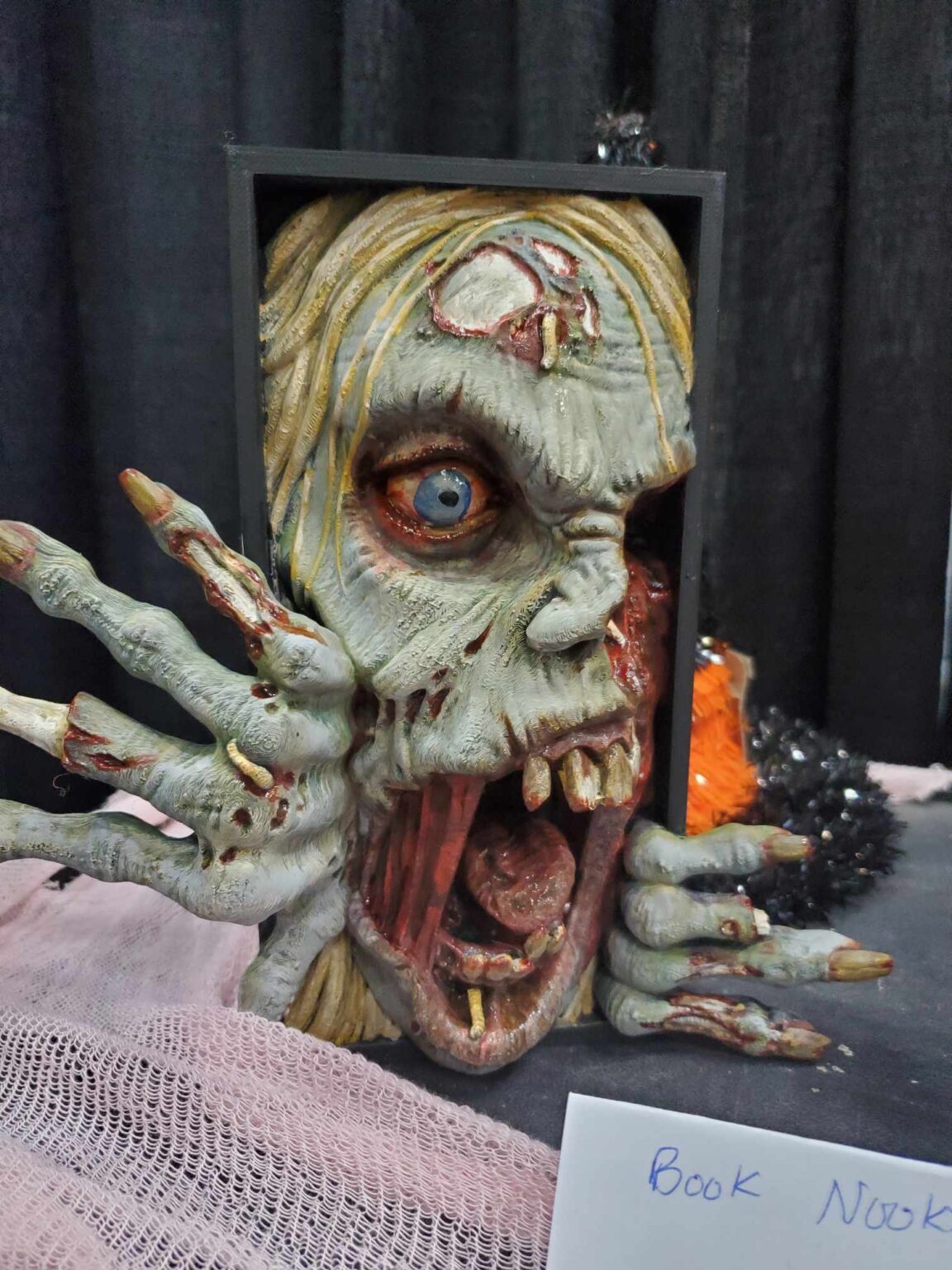 Zombie Booknook | Book Shelf Fantasy Décor/Bookends - WikedFX